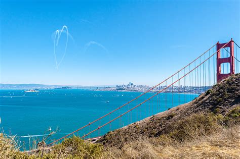 화창한 여름날의 상징적인 골든 게이트 브리지 샌프란시스코 시티 베이 에어리어 맞은편 마린 카운티의 소살리토 시 근처 배터리 스펜서에서 포착 건설 프레임에 대한 스톡 사진 및