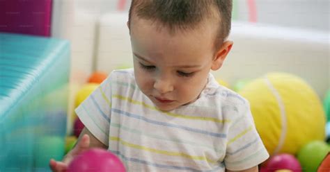 놀이터에서 어린 소년입니다 백인 어린 소년이 색깔 있는 공을 가지고 노고 있다 사진 Unsplash의 세르비아 이미지