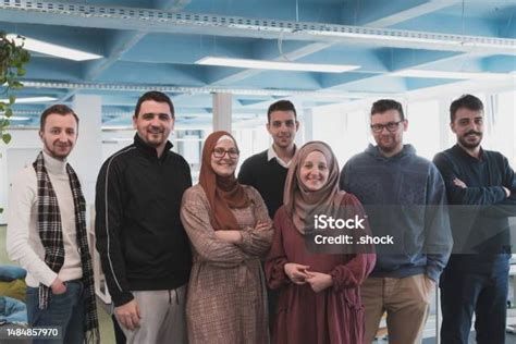 성공적인 크리에이티브 비즈니스 팀이 카메라를 보고 웃고 있는 모습 스타트업에 함께 서 있는 다양한 사업가들 개념에 대한 스톡 사진 및 기타 이미지 Istock