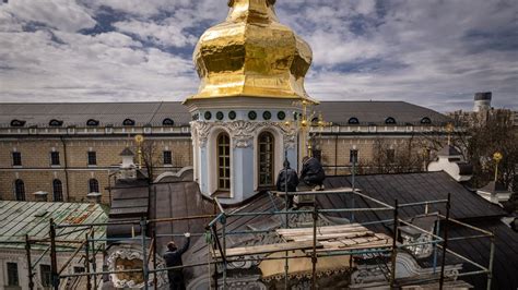 На Троїцьку надбрамну церкву у Лаврі повернули відреставрований хрест фото Читайте на Ukr Net
