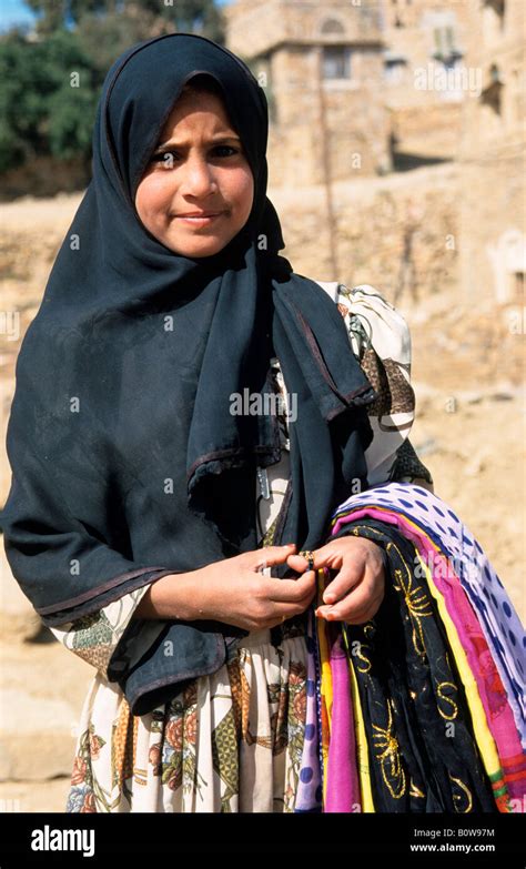 Girls From Yemen Displaced Families Face New Exodus As Yemen Fighting