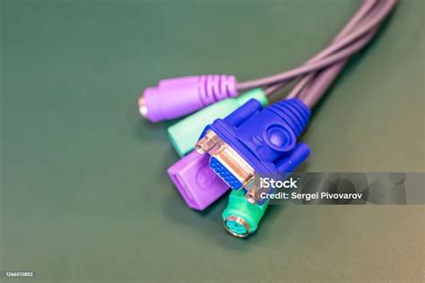 모니터 및 주변 기기 컴퓨터 키보드 및 마우스를 연결하기 위한 Hdmi 케이블 0명에 대한 스톡 사진 및 기타 이미지 0명