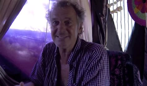 კაცი ცხოვრობს პატარა კუნძულზე რომელიც საკუთარი ხელით ააშენა 150 000 ბოთლისაგან Oxo Tv