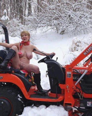 Nackt Im Schnee Auf Einem Traktor Porno Bilder Sex Fotos XXX Bilder PICTOA