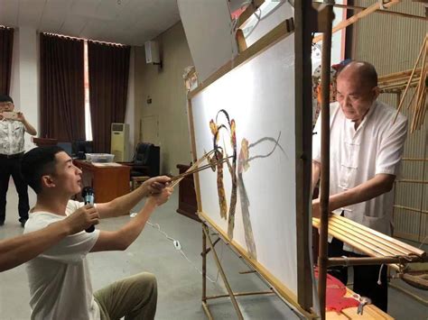 湘潭非遗文化纸影戏走进高校 吴渊