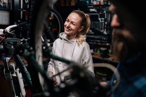 쾌활한 여성 고객과 의사소통하는 알아볼 수 없는 수리공 남성의 클로즈업 수리점에서 진단 중에 감지된 자전거 문제 2명에 대한 스톡 사진 및 기타 이미지 Istock