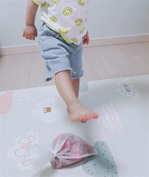 호반아이사랑♡ 만1세발달과정발달수준발달특성 만1세대근육향기부채를흔들어요 만1세향기부채후각놀이 만1세부채바람놀이 만1세실내대체향기주머니를발로차요 만1세향기수업활동 흥미반응