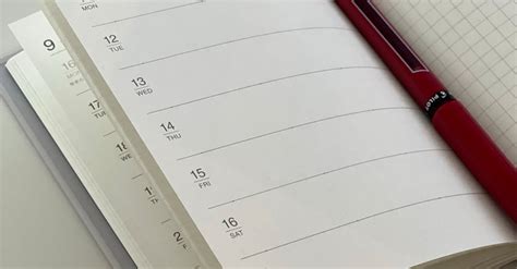 격자 종이 계획 공부하다 공책 교육 구성 그리드 페이지 깨끗한 날짜 노트 달력 문구 문서 미니멀리스트 빨간 펜 사무실 생산성 서류 작업