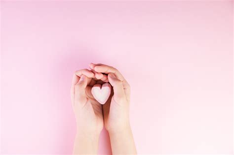 손에 분홍색 배경에 마음의 형태로 마시멜로 수플레로 만든 파스텔 발렌타인 배경 복사 공간이있는 발렌타인 데이 컨셉 개념에 대한 스톡 사진 및 기타 이미지 Istock