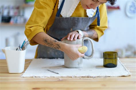 도자기 스튜디오 내부 전문 도구를 들고 젖은 점토 작업의 주전자를 만드는 앞치마에 소녀 예술가 30 34세에 대한 스톡 사진 및 기타 이미지 Istock