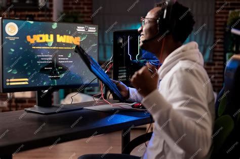 Free Photo Gamer Playing Intense Classic Arcade Spaceship Racing Videogame Throwing Fist Up