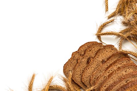 소박한 호밀 흰 배경에 고립 된 밀 곡물 귀 또는 스파이크 식물이있는 소박한 전통 빵 덩어리 바삭바삭한 빵집과 부스러기가 있는 빵집 베이커리 제품 라벨용 디자인 요소 0명에