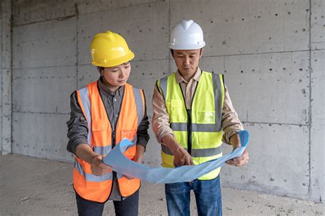 남성과 여성 근로자가 건설 현장의 엔지니어링 도면을 봅니다 2명에 대한 스톡 사진 및 기타 이미지 2명 개발 건물 외관 Istock