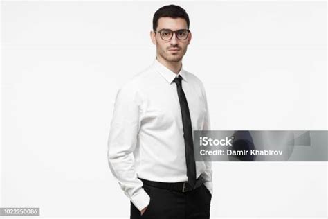 젊은 유럽 백인 직원 직장에서 문제가 발생 하는 예약 되 고 심각한 얼굴로 넥타이 안경 공식적인 옷을 입고 흰 배경에 고립의 길이 그림 직업에 대한 스톡 사진 및 기타