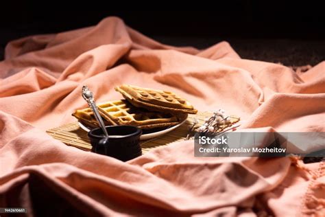 아름다운 전망 접시에 벨기에 와플과 분홍색 식탁보에 숟가락과 버드 나무 나뭇 가지가 달린 점토 컵이있는 대나무 매트 0명에 대한 스톡 사진 및 기타 이미지 Istock