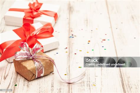 오래 된 흰색 나무 테이블에 색종이와 얇은 빨간 리본 선물 Boxex 선택적 초점 0명에 대한 스톡 사진 및 기타 이미지 0