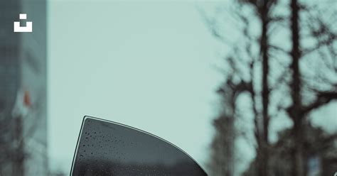 도시 거리에서 문이 열린 자동차 사진 Unsplash의 무료 아우디 이미지