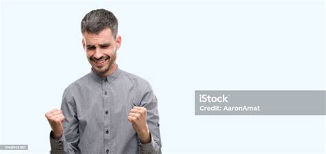 젊은 Hipster 사람이 매우 행복 하 고 흥분 무기와 우승자 제스처를 하 고 웃 고 성공을 위한 비명 축 하 개념입니다 축하에 대한 스톡 사진 및 기타 이미지 Istock