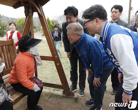 허리굽혀 인사하는 문재인 전 대통령 뉴스1