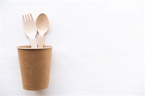 흰색 배경에 환경 친화적 인 일회용 주방 용품 종이 컵에 나무 포크와 숟가락 생태 제로 폐기물 개념 상단 보기 플랫 레이 0에 대한 스톡 사진 및 기타 이미지 Istock
