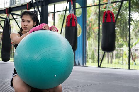 젊은 여자 휘트니스 센터에서 운동을 실행 합니다 여자 선수 체육관에서 포즈입니다 헬스 클럽에서 운동을 하는 발랄 한 소녀 건강한 생활방식에 대한 스톡 사진 및 기타 이미지