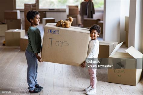 행복한 아프리카계 미국인 형제들이 새 집에서 판지 상자를 들고 협력합니다 새 집으로 이사에 대한 스톡 사진 및 기타 이미지 새 집으로 이사 가족 아이 Istock