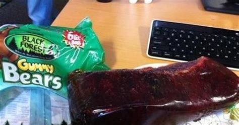 젤리 곰의 합체 여름철 하루동안 차에 젤리를 방치하면 괴물 곰