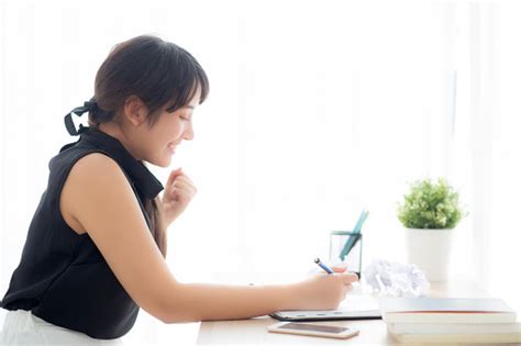 아름다운 초상화 젊은 아시아 여성 작가는 성공과 기쁨에 행복 노트북이나 일기에 쓰기 흥분 라이프 스타일 아시아 소녀는 학생 여성 계획 작업 교육 및 비즈니스 개념입니다