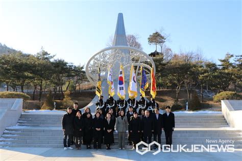 괴산증평교육청 새해맞이 충혼탑 참배새로운 각오 다져
