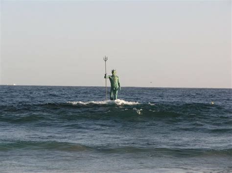 Το άγαλμα του Ποσειδώνα που εμφανίζεται ή χάνεται ανάλογα με τη θάλασσα
