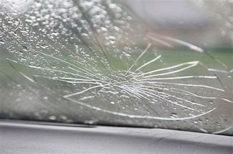 クルマのガラスにヒビ その原因は？！車検に通る？！