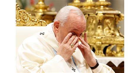 Папата се извини че удари през ръцете вярваща Видео