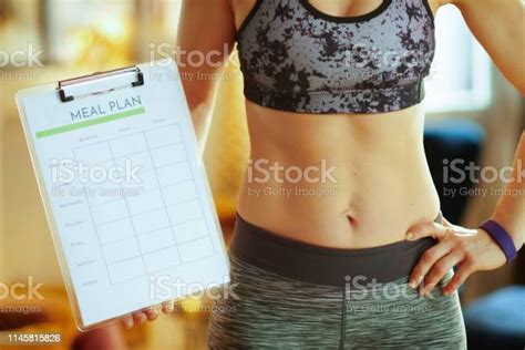 식사 계획으로 클립 보드를 보여주는 젊은 여자에 근접 촬영 가정 생활에 대한 스톡 사진 및 기타 이미지 가정 생활 거실 건강한 생활방식 Istock