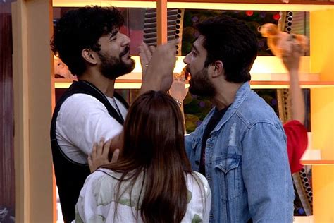 Bigg Boss Ott 2 Abhishek Malhan And Avinash Sachdev Engage In War Of