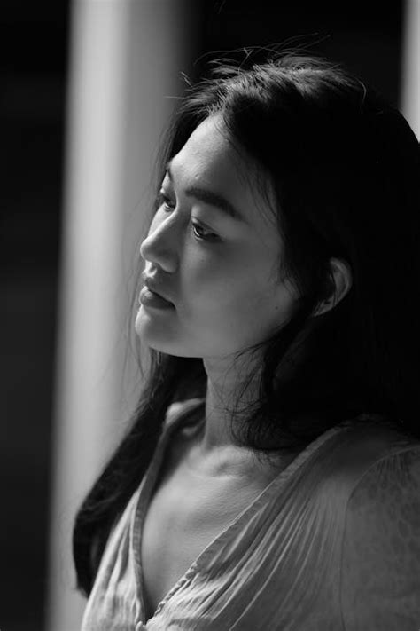 감정 표현 감정적 인 감정적인 개인적인 고요한 고요함 긴 머리 내성적 인 단순한 묵상 미니멀리스트 반사된 부드러운 부드러운 조명 블랙 앤 화이트