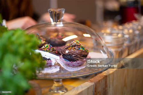 고객에 대 한 컵 케이크 준비가 되었습니다 커피와 차 서비스 되 고입니다 0명에 대한 스톡 사진 및 기타 이미지 0명 달콤한 음식 레스토랑 Istock