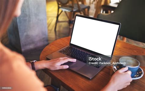 커피를 마시는 동안 빈 흰색 데스크톱 화면노트북 컴퓨터 터치 패드에 만지는 여성 노트북에 대한 스톡 사진 및 기타 이미지 노트북 어깨 여자 Istock