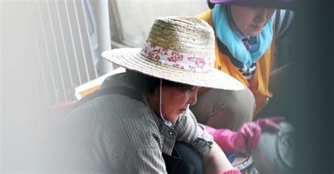 김정숙 여사의 장화·고무장갑·밀짚모자 수해현장 봉사 패션 화제