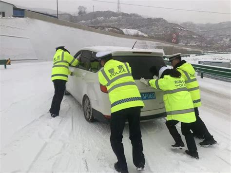 【图说警事】“雪”警相伴┃第6期澎湃号·政务澎湃新闻 The Paper