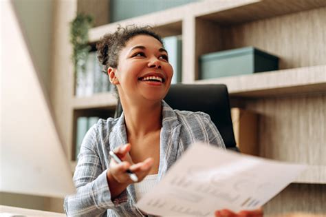 비즈니스 미팅 중에 차트와 그래프에 대해 논의하는 행복한 관리자 25 29세에 대한 스톡 사진 및 기타 이미지 25 29세 고용과 노동 금융 Istock