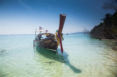 고 피 피 태국 2014 년 2 월 2 일 전통적인 긴 꼬리와 함께 열 대 해변 비치의 대나무 섬에 보트 코 피 피 군도 안다만 해 유명한 관광지 태국 0명에 대한 스톡