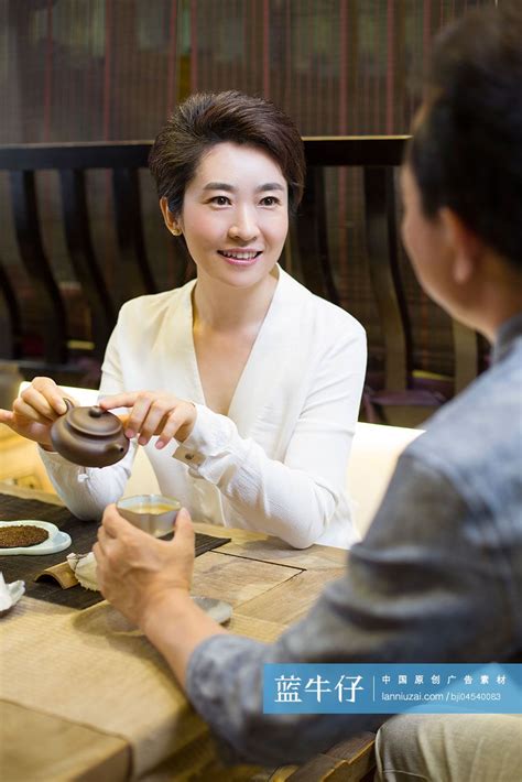 两位朋友在茶馆喝茶聊天 蓝牛仔影像 中国原创广告影像素材
