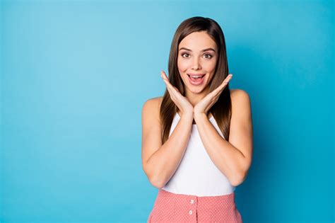 긍정적 인 놀라움 소녀의 초상화는 놀라운 멋진 여름 봄 시즌 판매 감동 비명 착용 현대 청소년 의류를 통해 고립 된 파란색 배경 갈색 머리에 대한 스톡 사진 및 기타 이미지