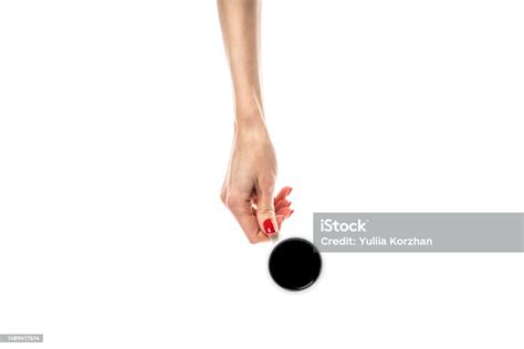 여성의 손은 흰색 바탕에 흰색 세라믹 컵을 들고 있다 커피 컵 커피 컵 라떼 카푸치노 3in1 커피 신선한 빨간 매니큐어를 가진 여성의 손 흰색 배경에 격리되어 있습니다