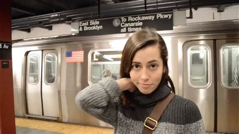 Девушка в Нью Йорке Метро Youtube