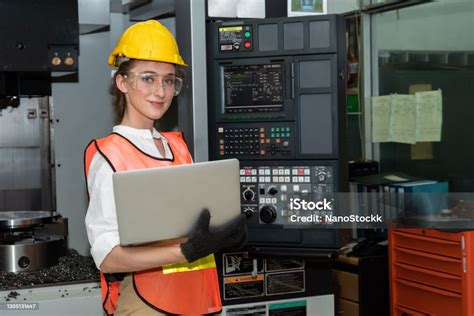 제조 작업장에서 기계 작업을 수행하는 스마트 팩토리 작업자 또는 엔지니어 여자에 대한 스톡 사진 및 기타 이미지 여자 한 명의 여자만 Cnc 장치 Istock