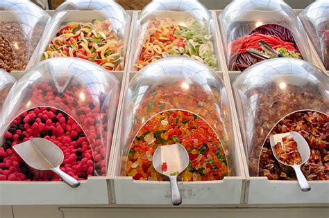 사탕 과자 젤리 사탕 가게에서 다른 모양의 달콤한 쫄깃한 사탕 상점 창문에있는 과일 젤리 할로윈을위한 과자 사탕은 구미 다채로운 사탕과 함께 서 있습니다 0명에 대한 스톡