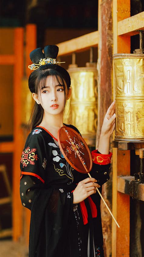 红楼别夜堪惆怅 香灯半卷流苏帐 残月出门时 美人和泪辞 琵琶金翠羽 弦上黄莺语 劝我早归家 绿窗人似花 人人尽说江南好 游人只合江南老 春水碧于天 画船听雨眠 垆边人似
