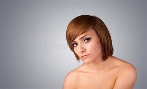 Chiuda Sul Ritratto Di Bella Giovane Ragazza Nuda Fotografia Stock Immagine Di Modo Cura