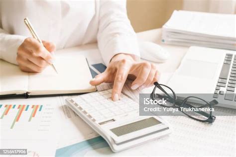 사무실에서 컴퓨터 노트북 예산 및 대출 종이와 계산기를 사용 하 여 작업자 회계 업무에 대한 스톡 사진 및 기타 이미지 회계 업무 사무실 재정 고문 Istock